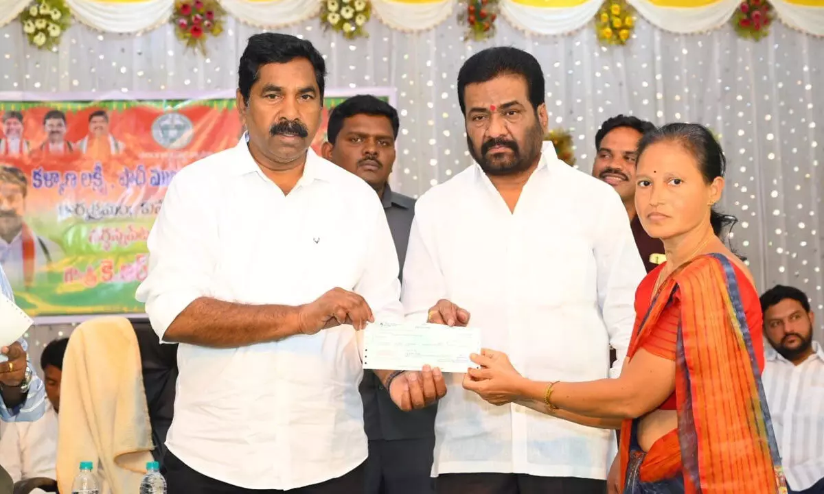MLA Nagaraju Hands Out Kalyana Lakshmi Cheques | Telangana Tribune